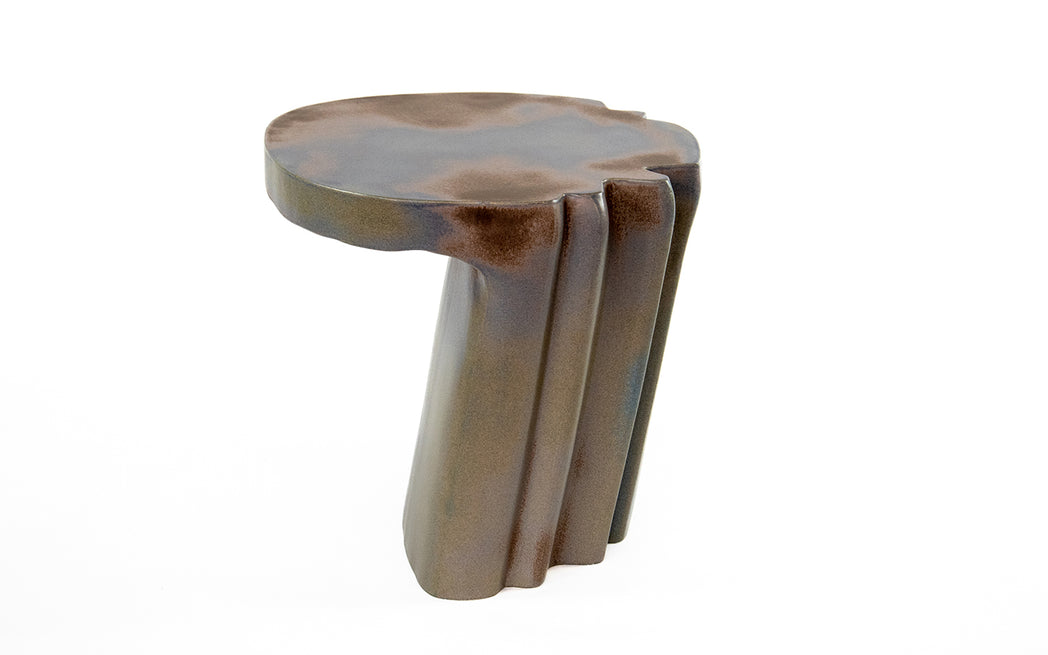 Liquid round side table in navy glaze by Floris Wubben | SCP