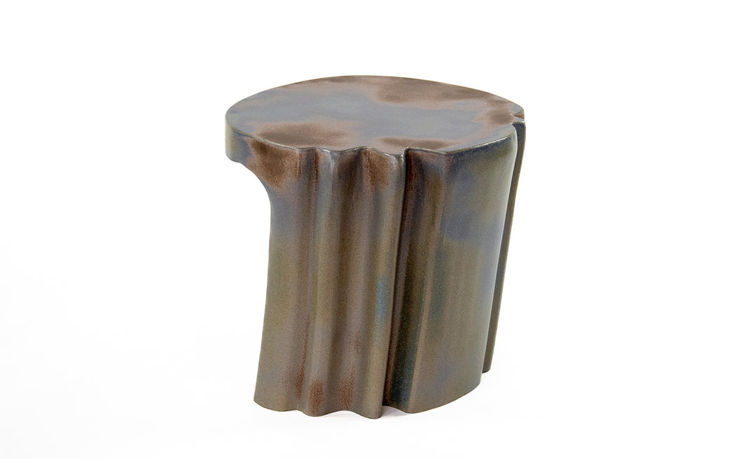 Liquid round side table in navy glaze by Floris Wubben | SCP