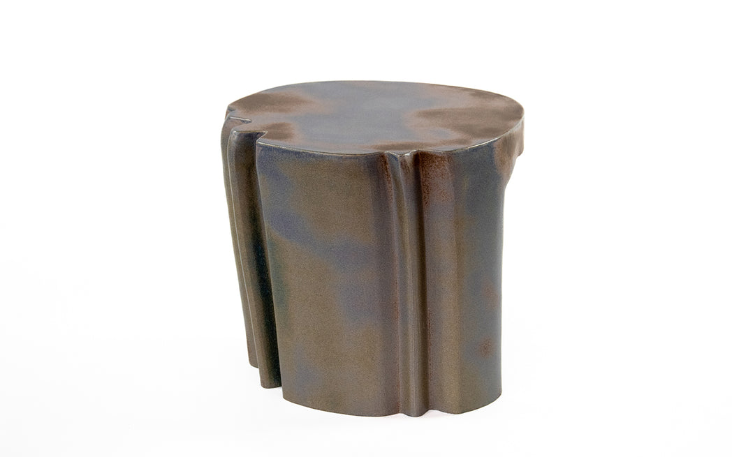 Liquid round side table in navy glaze by Floris Wubben | SCP
