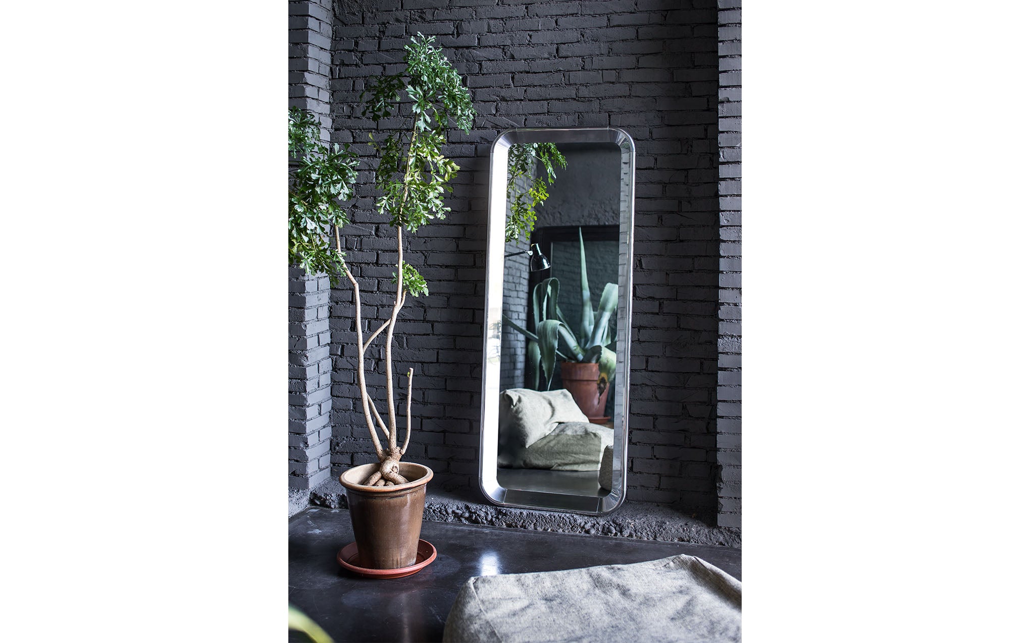 Déjà-vu mirror by Naoto Fukasawa for Magis | SCP