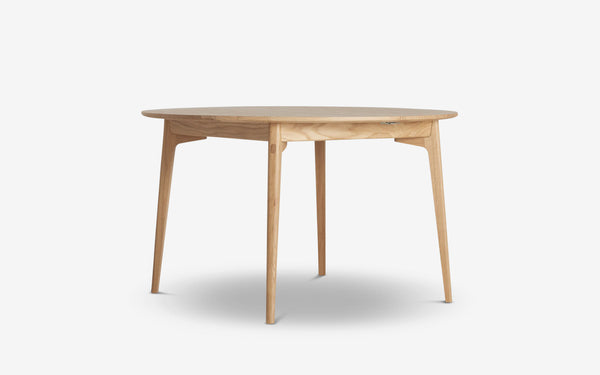 Dulwich round extending table by Matthew Hilton for Case | SCP